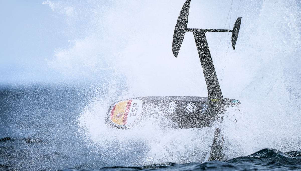 Formula Kite Worlds - Reigning Champions fly ahead of the chaos - MySailing